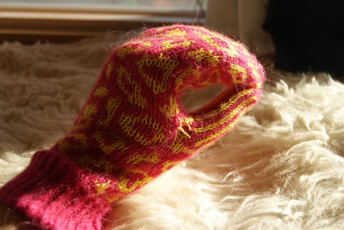 Ravelry: Cheetah Mittens pattern by Alice Doggrell
