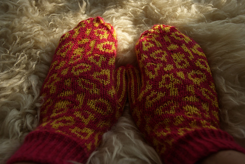 Ravelry: Cheetah Mittens pattern by Alice Doggrell