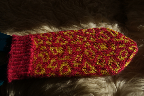 Ravelry: Cheetah Mittens pattern by Alice Doggrell
