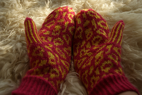 Ravelry: Cheetah Mittens pattern by Alice Doggrell