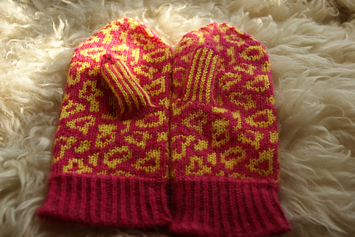 Ravelry: Cheetah Mittens pattern by Alice Doggrell