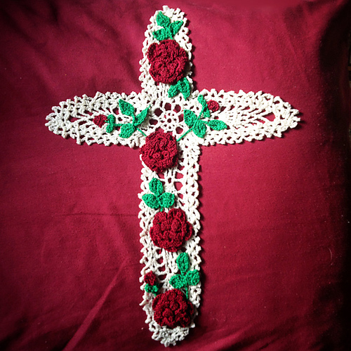 Ravelry: MamaMellie's Pineapple Cross with Red Roses