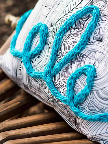Ravelry: Loop-d-Loop Pillow pattern by Vickie Howell