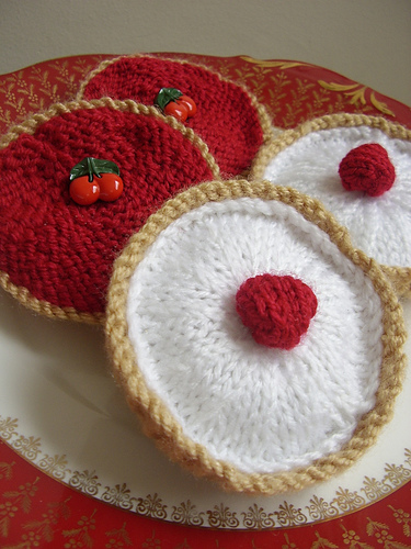 Ravelry: CHERRY BAKEWELL & JAM TART / wee buns pattern by Ali Hogg
