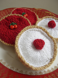 Ravelry: CHERRY BAKEWELL & JAM TART / wee buns pattern by Ali Hogg