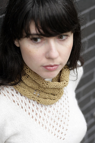 Ravelry: Razor Shell Neckwarmer pattern by Wanett Clyde