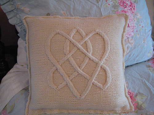 Ravelry: True Love Knot Pillow pattern by Janet Szabo