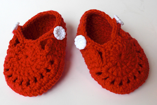 Ravelry: Baby Two-Button Ballet Flats pattern by Lisa van Klaveren