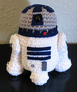Ravelry: R2-D2 Amigurumi pattern by Melanie Harrison