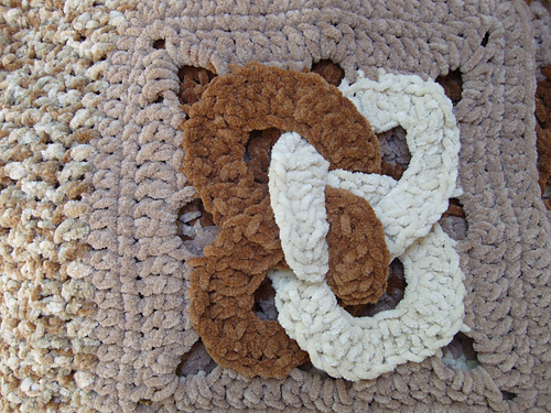 Ravelry: Interlocked four-ring square pattern by Melody Griffiths