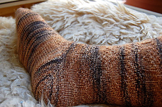 Ravelry: Pomme de pin socks pattern by Stefanina