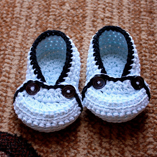 Ravelry: Two Button Moccasins pattern by Mon Petit Violon