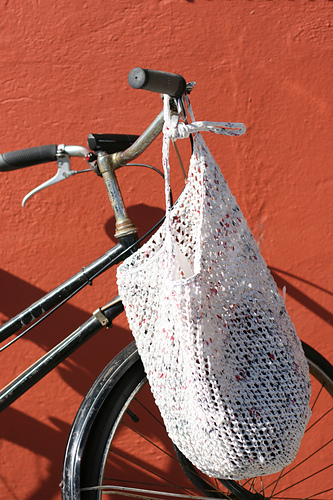 Ravelry: Plastic yarn shopping bag pattern by Molly Aplet