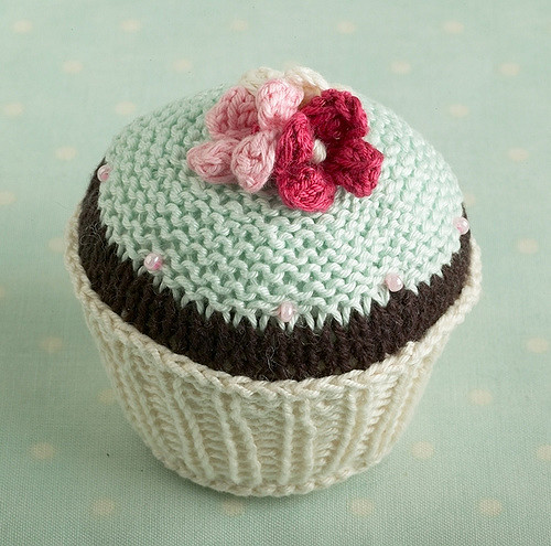 Ravelry: knitted cupcake pattern by Julie Williams