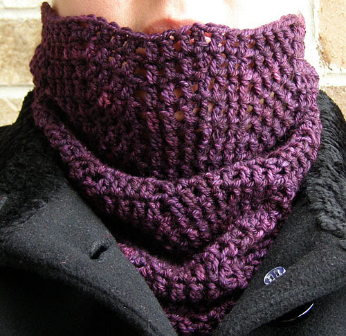Ravelry: One Row Lace Cowl pattern by milobo