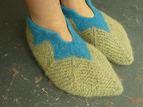 Ravelry: p15. grey room shoes pattern by Kotomi Hayashi (林 ことみ)