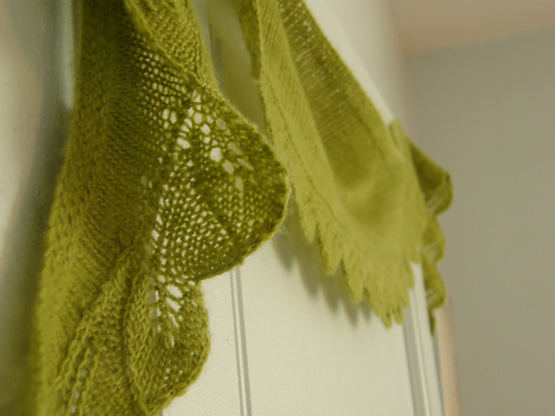 Ravelry: Cedar Leaf Shawlette pattern by Alana Dakos