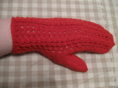 Ravelry: Wavy Lace Mittens pattern by M. Tuulia Äijö