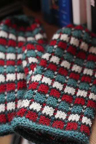 Ravelry: Helping Hands Mittens pattern by Elinor Brown