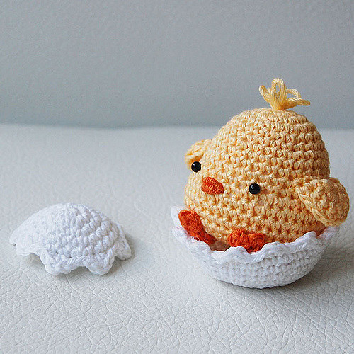 Ravelry: Amigurumi Chick in an Egg Shell pattern by Pepika