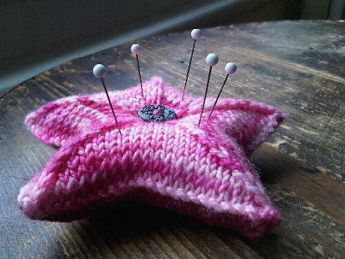 Ravelry: Mini-Sternkissen / small star cushion pattern by Annette Maass