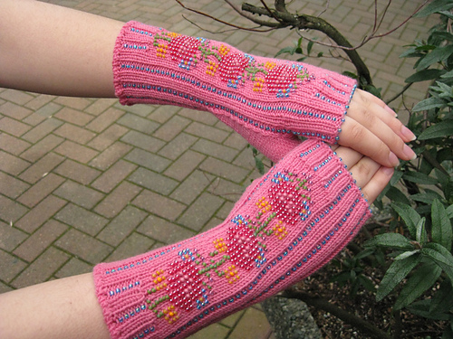 Ravelry: Fretwork Beaded Mittens pattern by Lynette Meek