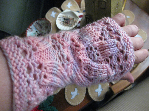 Ravelry: #46 Leaf-Lace Gauntlets pattern by Jacqueline van Dillen