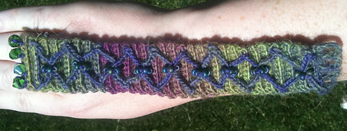 Ravelry: Criss-Cross Bracelet pattern by Lisa Tomko