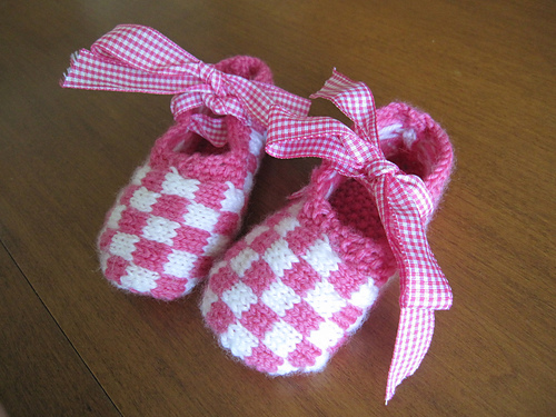 Ravelry: Gingham Shoes pattern by Zoë Mellor