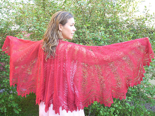 Ravelry: Lady's Circular Cape in Shell Pattern pattern by Jane Sowerby