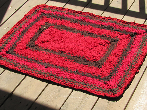Ravelry: t-shirt rugs to knit or crochet pattern by Erica Fire