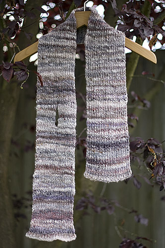 Ravelry: Vertical Keyhole Scarf pattern by Laura Treadway