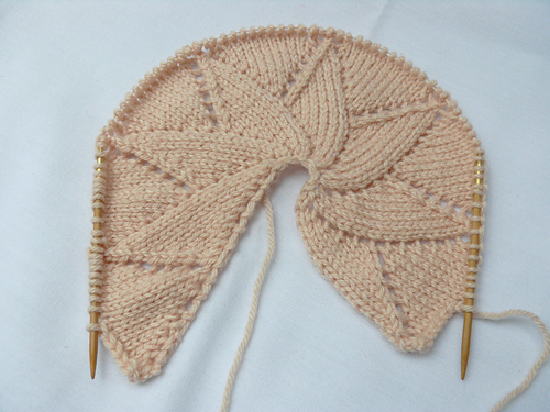 Ravelry: Star Bonnet / Capota con estrella pattern by Ana Sancho Rumeu