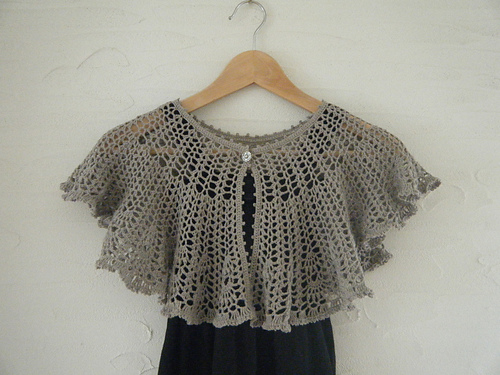 Ravelry: s. lace ruffled cape pattern by Kuniko Hayashi (林 久仁子)