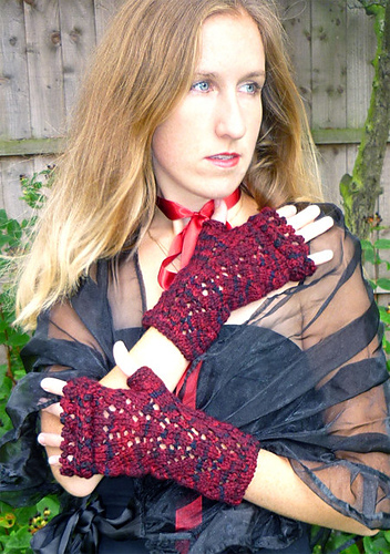 Ravelry: Jardin Sauvage Vampire Mitts pattern by Linda Wilgus