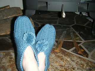 Ravelry: deliciouspleasure's Speedy Slippers by Patons from Beehive