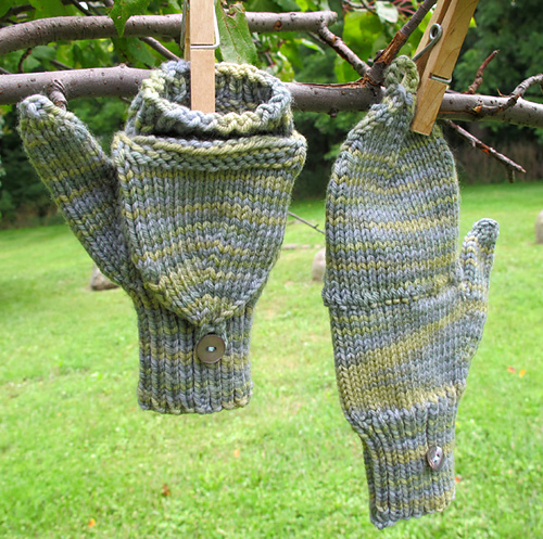 Ravelry: Flip-Top Mittens pattern by Laura Nelkin
