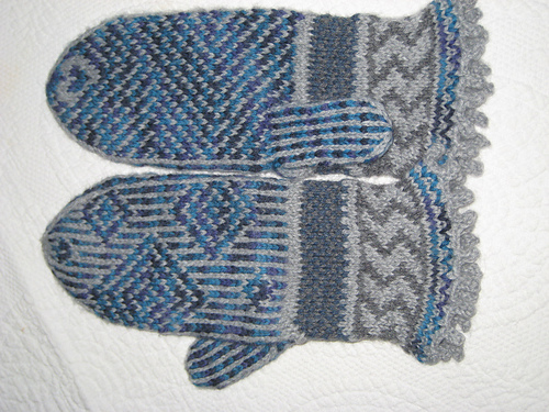 Ravelry: rsher's Conundrum Mittens with clasps