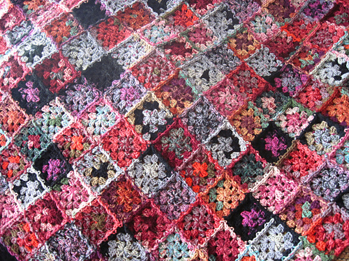 Ravelry: wiLDaBoUtCoLoR's DiAGoNaL GraNNy SqUArE AfGHaN