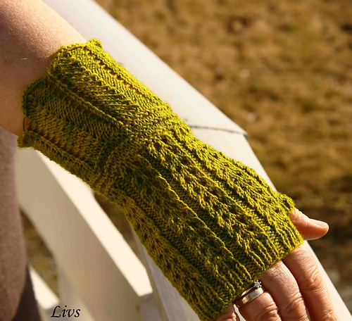 Ravelry: Della Mitts pattern by Holly Terrell