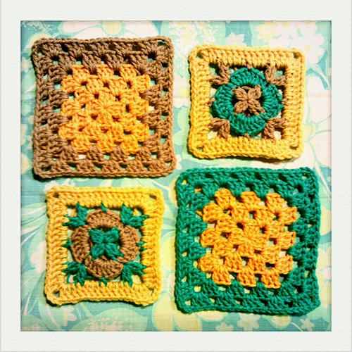 Ravelry: joining different squares of the same size pattern by Adaiha ...