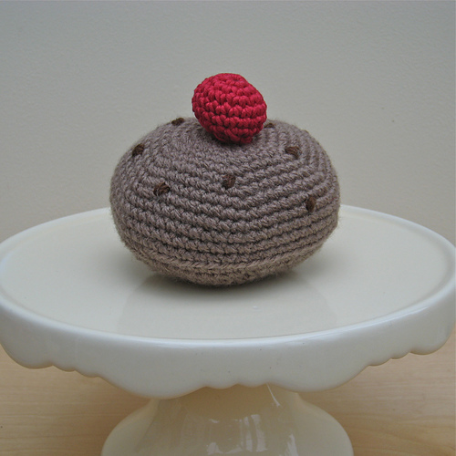 Ravelry: Three Currant Buns pattern by Elizabeth Peat