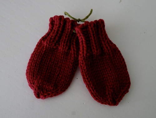 Ravelry: Easy thumbless baby mittens pattern by Julia Daby
