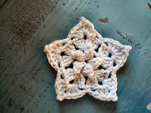 Ravelry: Puff Centred Star pattern by Penny Peberdy