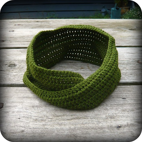 Ravelry: Autumn Moebius Cowl pattern by Shara Made