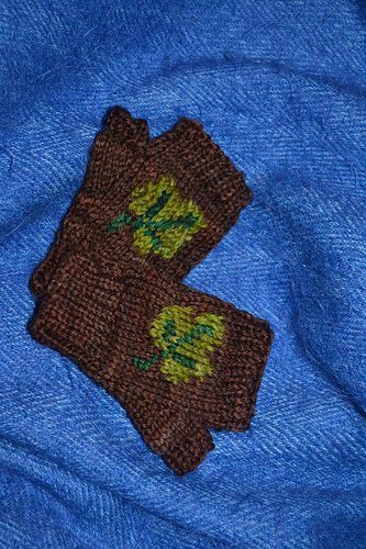 Ravelry: Leaf Mittens pattern by Sheryl Greenfield