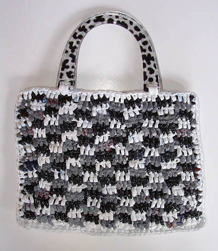 Ravelry: Gingham Plarn Purse pattern by Cindy RecycleCindy