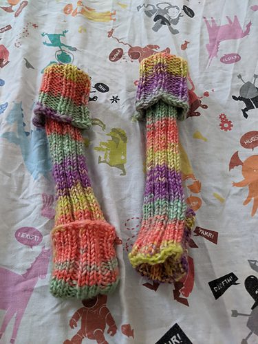 I finished the "leg mittens" ehehe. The baby hates them but I love them ...
