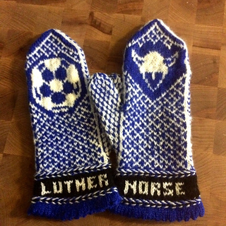 Ravelry: 20AcresNoSheep's Luther Soccer mittens