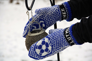 Ravelry: 20AcresNoSheep's Luther Soccer mittens